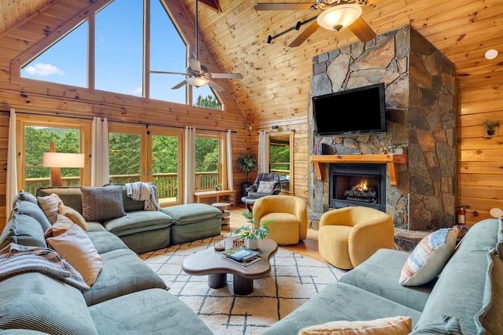 Upscale Log Cabin: Sauna, Hot Tub, Game Room - Black Mountain, NC
