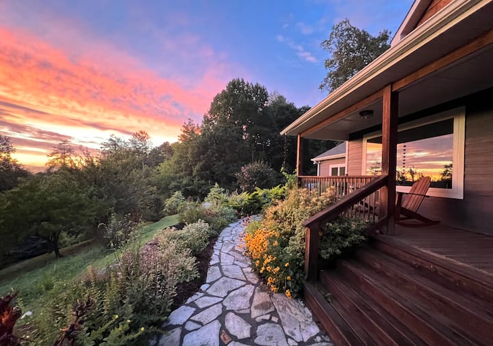Mountain Over Main Street | Fire Pit & Views! - Weaverville, NC