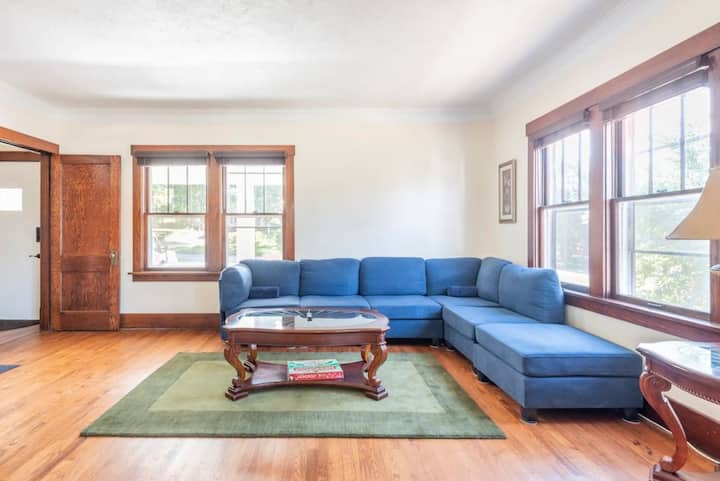 Family Oasis | 4br, Bbq, Playroom, Sleeps 10 - Omaha, NE