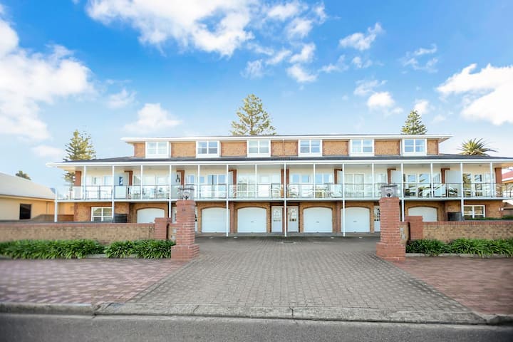 Beautiful Beach Front Townhouse - Victor Harbor