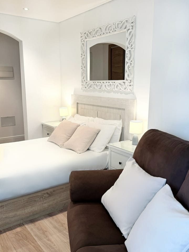 Delightful City Centre Studio. Grand Central House - La Línea de la Concepción