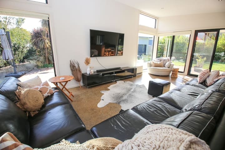 Kookarrunga - Spacious Home With A Pool - Porepunkah