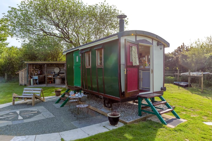Shepherd Hut With Own Garden And Hot Tub - Devon