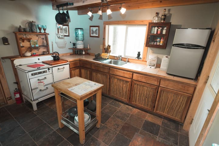 Glaucomy`s Suite *Freshly Renovated* - Slade, KY