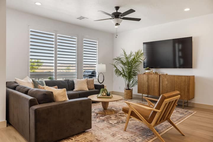 Lagoon Vibes: Desert Color Lagoon + Beaches - St. George, USA