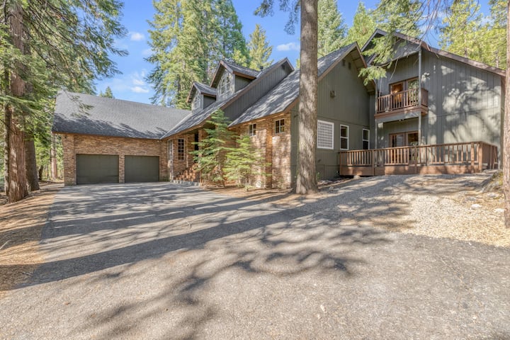 Lazy Bear Lodge- Luxe Retreat-spa & Game Room! - Shaver Lake, CA