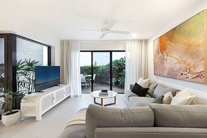 'Sunrise Luxury Beach Retreat'~pooch Friendly - Noosa