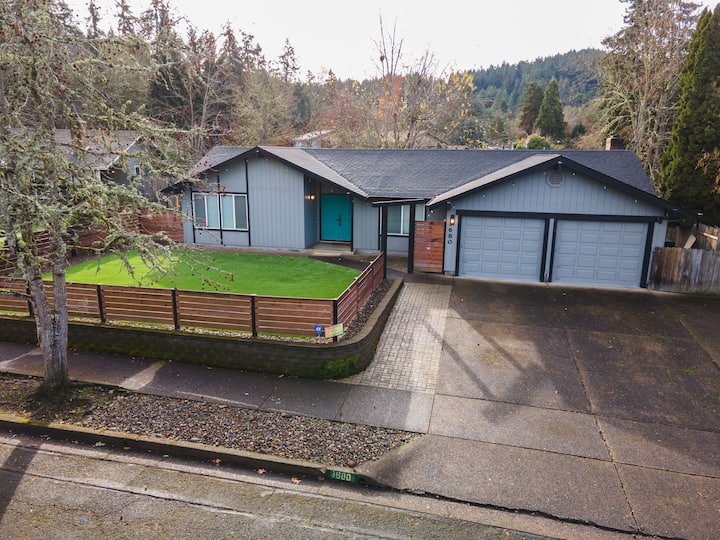4br-fun-festive-house - Eugene, OR