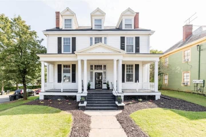 Grand Historic Home Near Downtown W/ Rec Room - Lynchburg, VA
