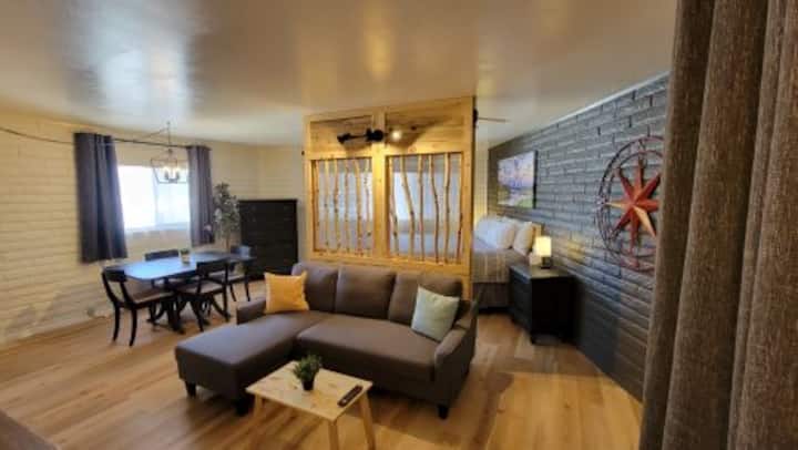 Adventure Awaits Suite - King W/ Sleeper Sofa - Pinetop-Lakeside, AZ