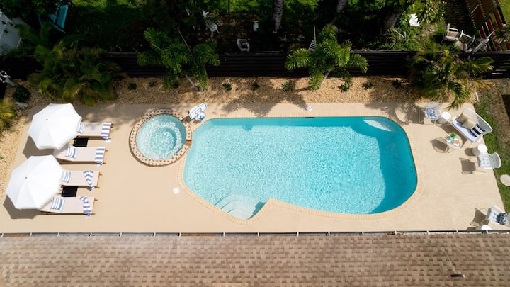 Chic Cabana Retreat | Saltwater Pool + Hot Tub | 2 - Bradenton, FL