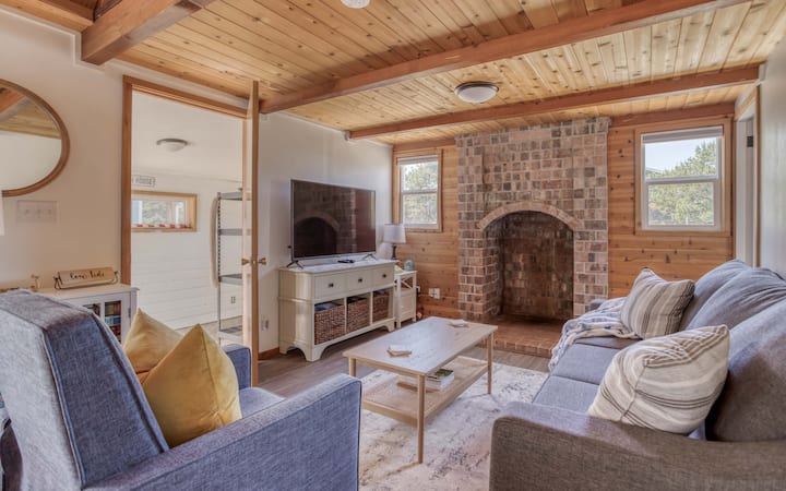 Casual Charmer With Sweet Loft Bedroom - Pacific City, OR