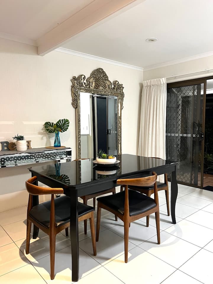 Unique Noosa Parade Townhouse - Noosaville