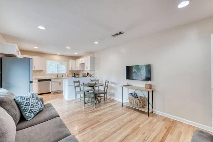 Chic 1br Getaway | Welcome To The Happy Hideaway - Fresno, CA