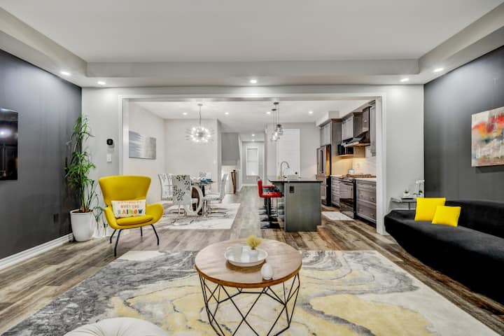 Upscale Luxury Home: Large Kitchen & Home Office - Milton