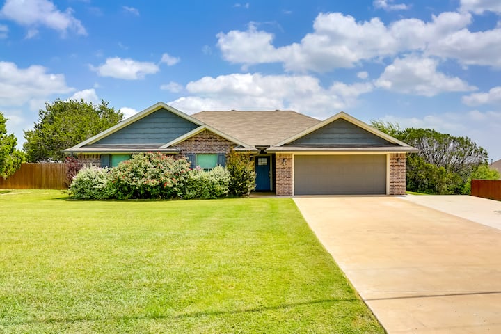 Inviting Granbury Home W/ Fire Pit: 3 Mi To Lake! - Granbury, TX