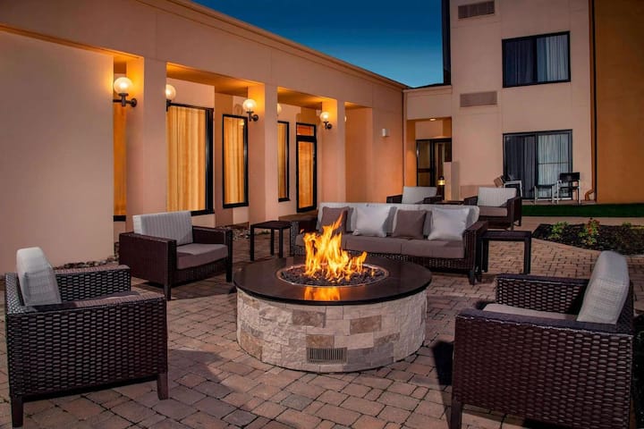 Pleasant Stay! 4 Modern Units, Pool, Free Parking! - New Castle, DE