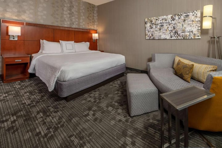 Four Pet-friendly Units! Free Parking, Indoor Pool - Wilmington, DE