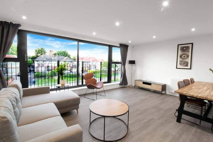 3 Bed & 2 Bath Penthouse In Wembley With Parking - Harrow