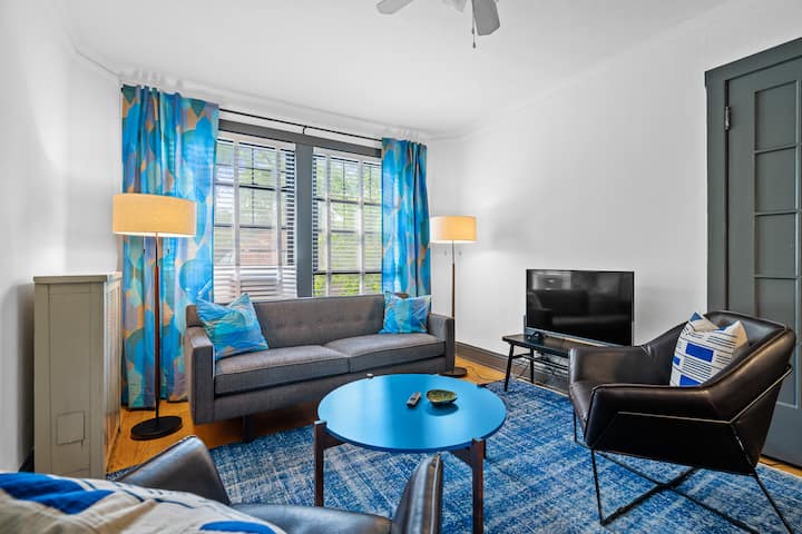 Feelin’ Blue-tiful • Vintage 1 Br Near Wrigley - Chicago, IL