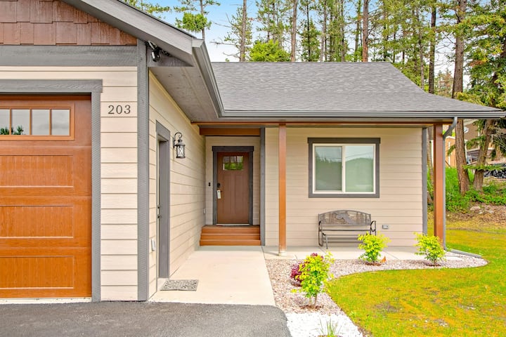 2br Single-level Home With A Patio & Washer/dryer - Bigfork, MT
