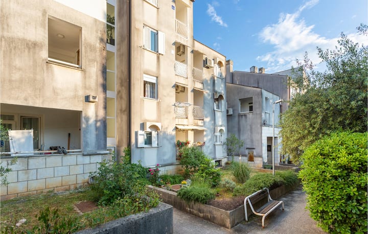 1 Bedroom Lovely Apartment In Njivice - Njivice