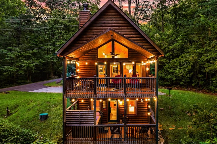 Pet Friendly Brookside Chalet! Hot Tub ~ Wifi - Wears Valley, TN