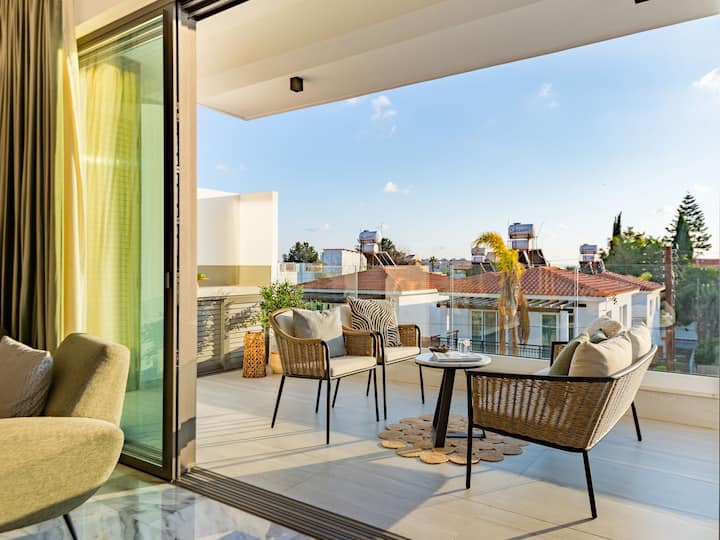 Sanders Olive - Chic 2-bdr Apt With Shared Pool - Paphos