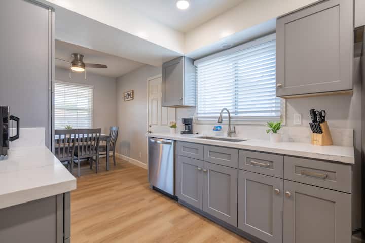 3bdrm,1.5 B, Garage, Back Yard. King Bed - San Dimas, CA