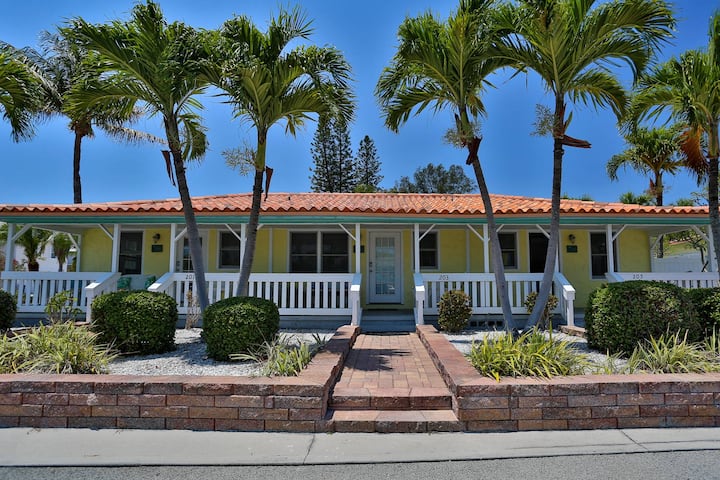 Easy Walk To Beach & Shopping. Heated Pool. Patio! - St. Pete Beach, FL