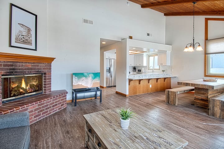 Beautiful Upper Unit Just One House To The Beach! - Newport Beach, CA
