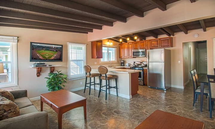 Cute Lower Unit First Block To The Beach! - Newport Beach