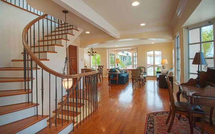 Beautiful, Bright & Charming 3-story Townhouse! - Newport Beach, CA