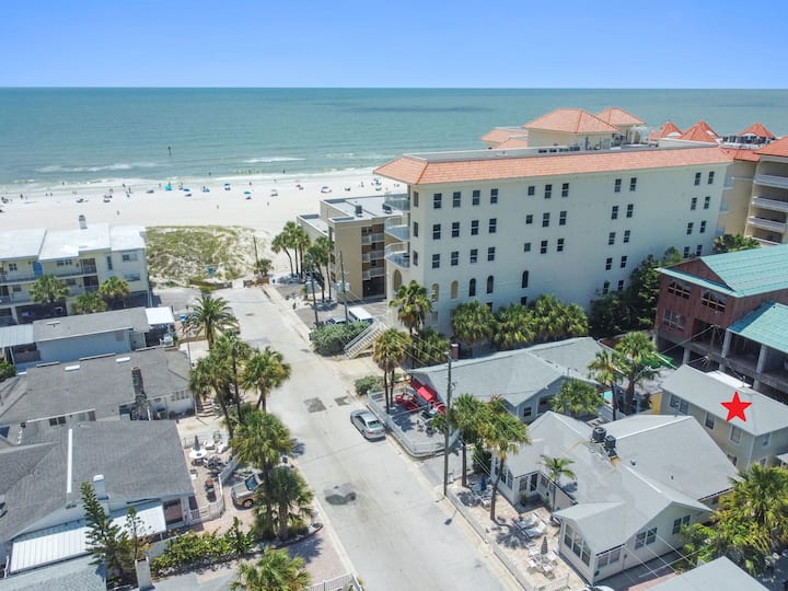 Clearwater Beach Cottage 24 / Walk To The Beach! - Clearwater Beach, FL