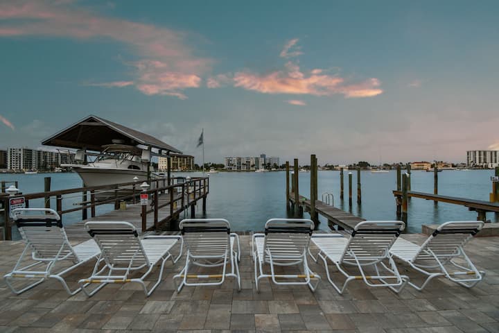 Enchanted Inn Suite #1 W/ View Of The Intra-costal - Clearwater Beach, FL