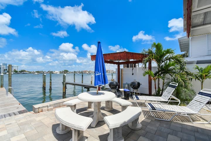 Enchanted Inn Suite #2 W/ View Of The Intra-costal - Clearwater Beach, FL