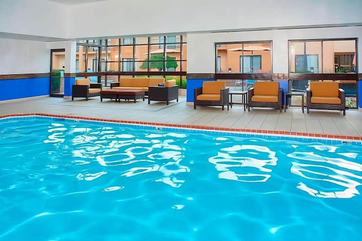 Comfort & Convenience! Pet-friendly, Indoor Pool! - Pontiac, MI