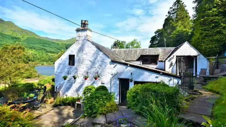 Historic Loch Views Cottage & Hot Tub Retreat - Arrochar