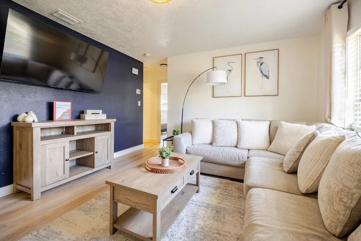 Cozy Dog-friendly Bungalow - Apollo Beach, FL