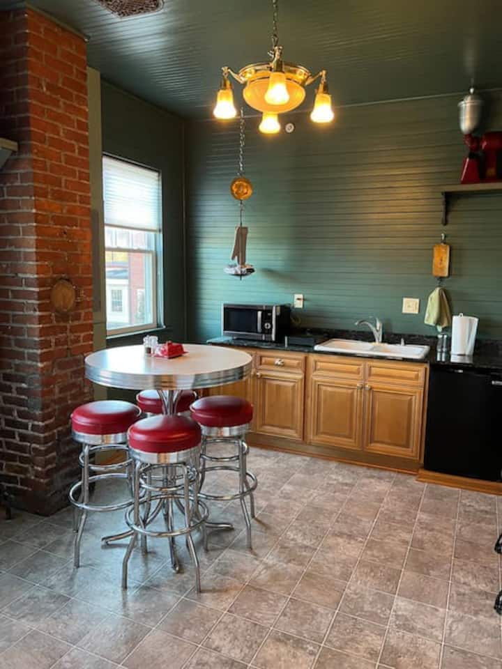 Desperado | King Bed+ | Sleeps 2-4 | Pets - Lynchburg, VA