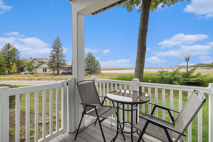 Beach Studio- King Bed, Modern Updates - Manistee, MI