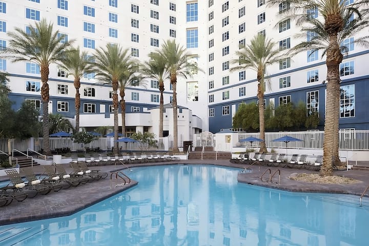 Excellent Location! 3 Relaxing Units, Full Kitchen - Las Vegas