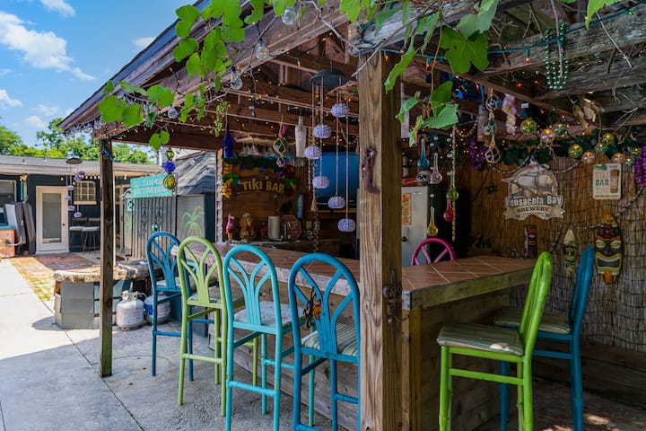 Tiki Time Pool Home - Pensacola, FL