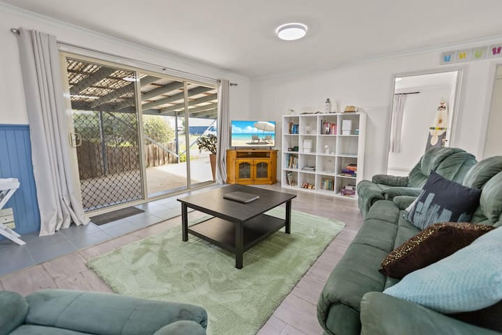The Spotted Bach - 3br, Near Beach, Pet-friendly - Lakes Entrance