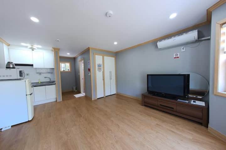 깔끔한 인테리어의 온돌 객실, 오우텀 - 홍천읍