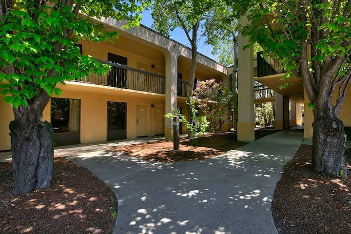 4 Comfortable Units! Close To Old Mill District! - Bend, OR