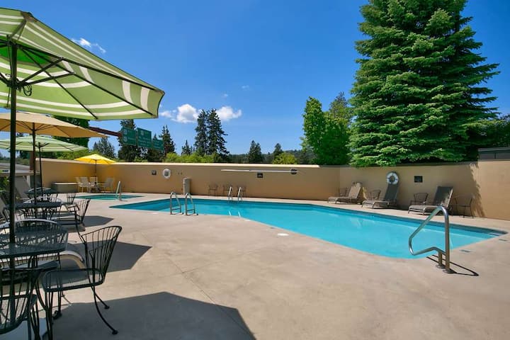 4 Pet-friendly Units! Enjoy Swimming Pool, Parking - Bend, OR