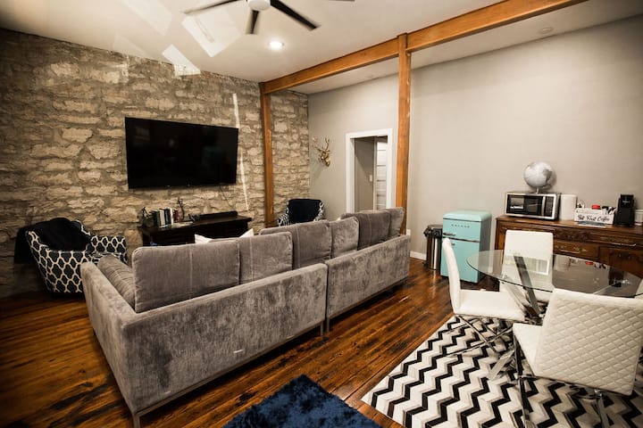 Eclectic Upper Loft Downtown - 유레카 스프링스