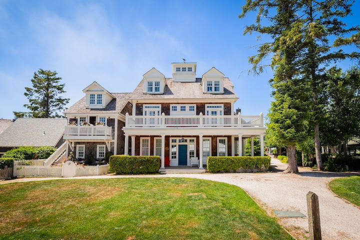 Seabrook's The Washington House: Dog Friendly - Pacific Beach, WA