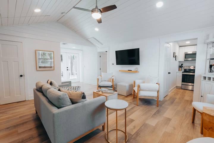 Cozy Bungalow Walking Distance To The Beach - Tybee Island, GA